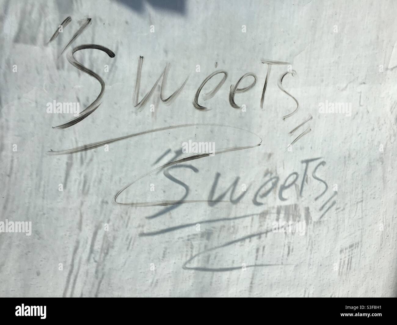 In bus shelter hi-res stock photography and images - Alamy