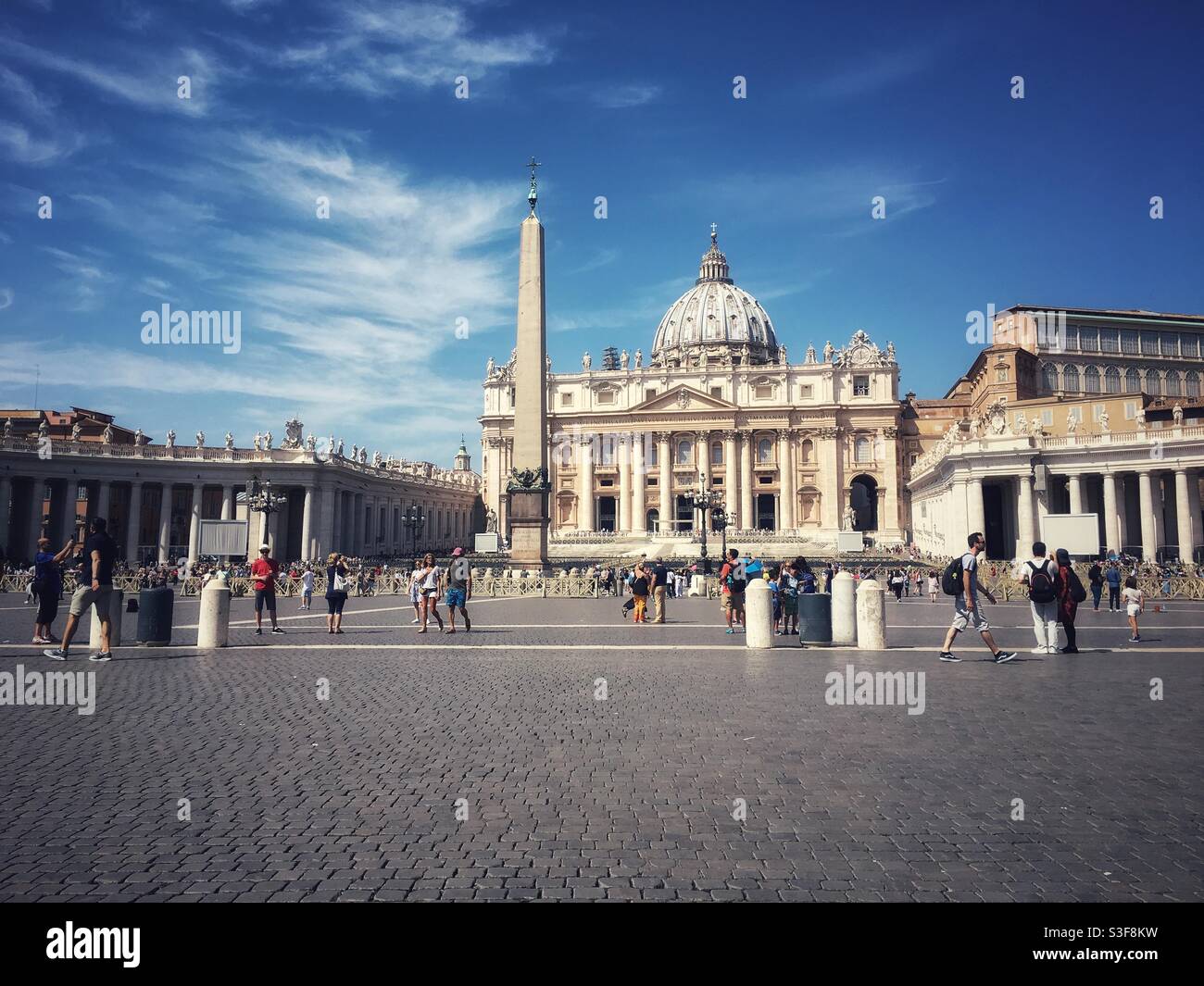 St peters square crowd hi-res stock photography and images - Alamy