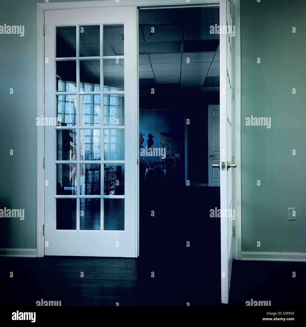 Glass doors open hi-res stock photography and images - Alamy