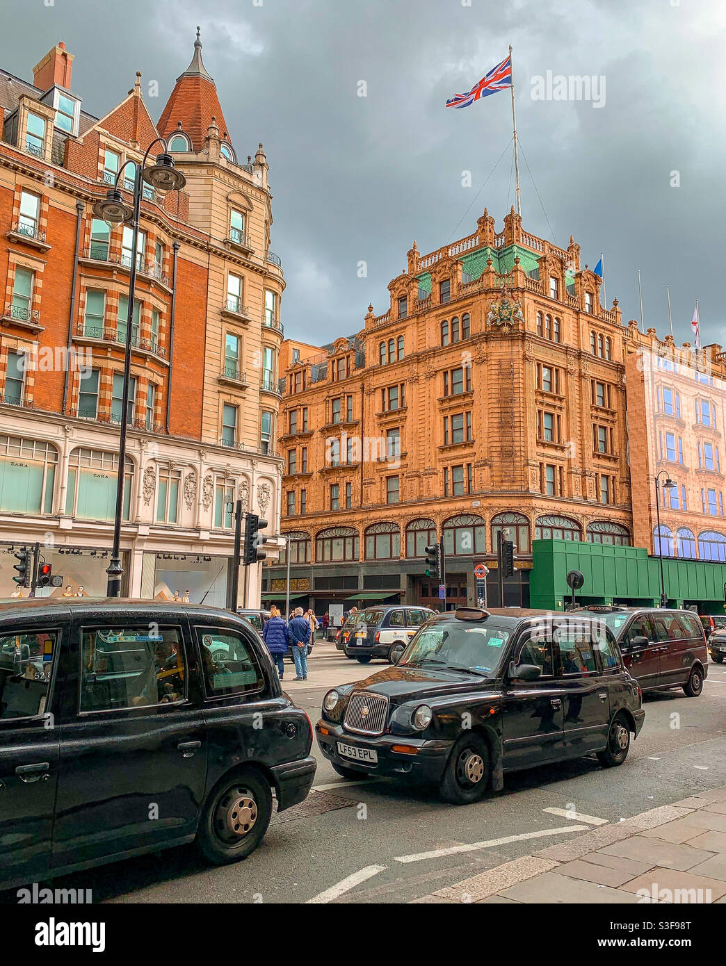 London harrods hi-res stock photography and images - Alamy
