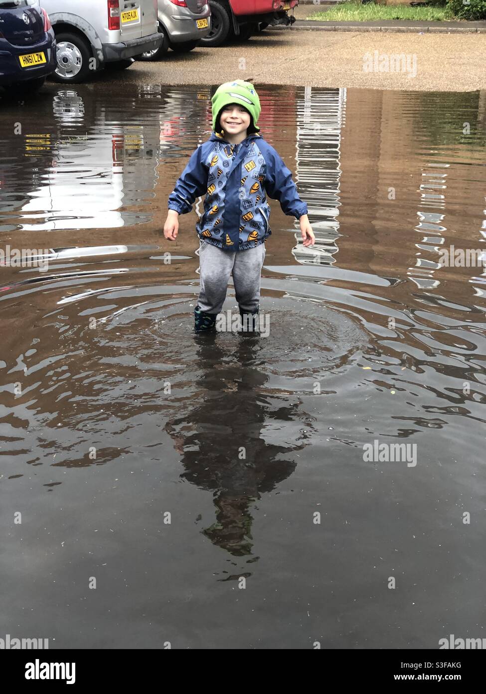 Child splash puddles boots hi-res stock photography and images - Alamy
