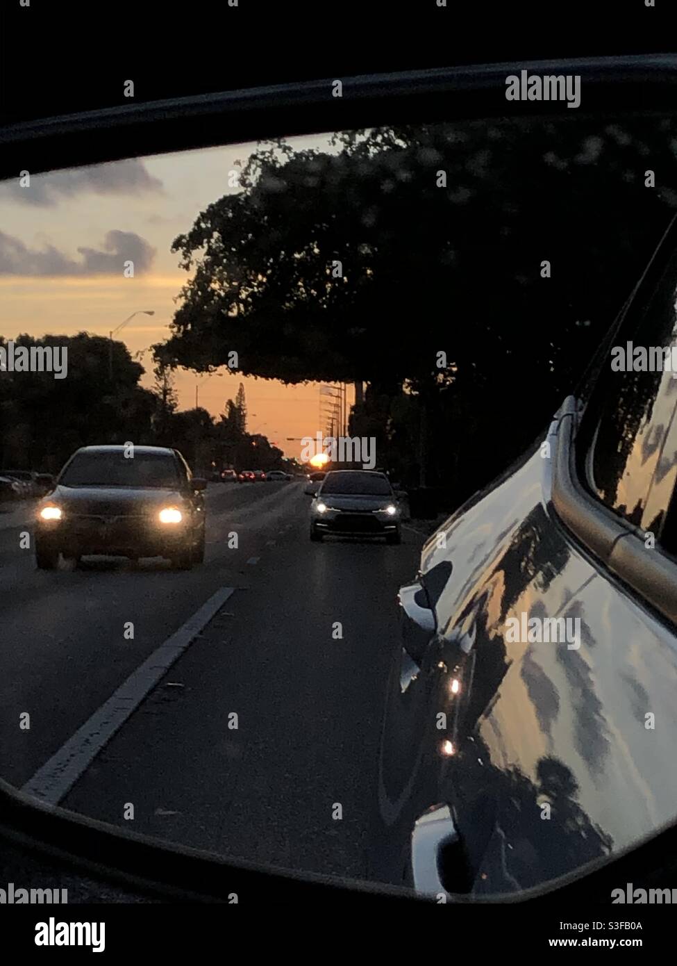 Cars sunset hi-res stock photography and images - Alamy