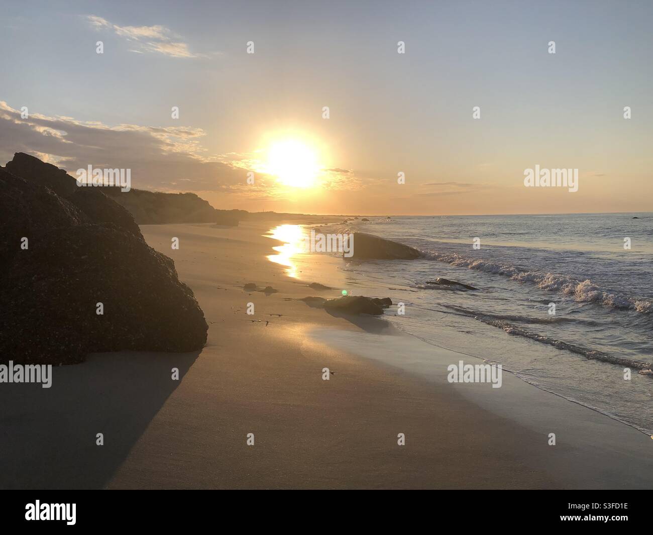 Reflecting waves hi-res stock photography and images - Alamy