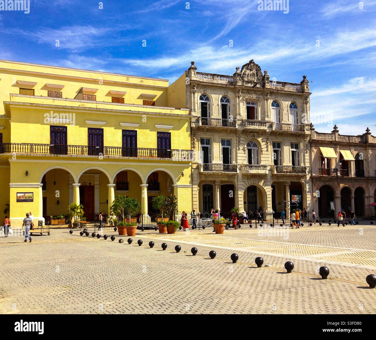 Plaza Vieja or Old Town Square with colourful colonnaded colonial style ...