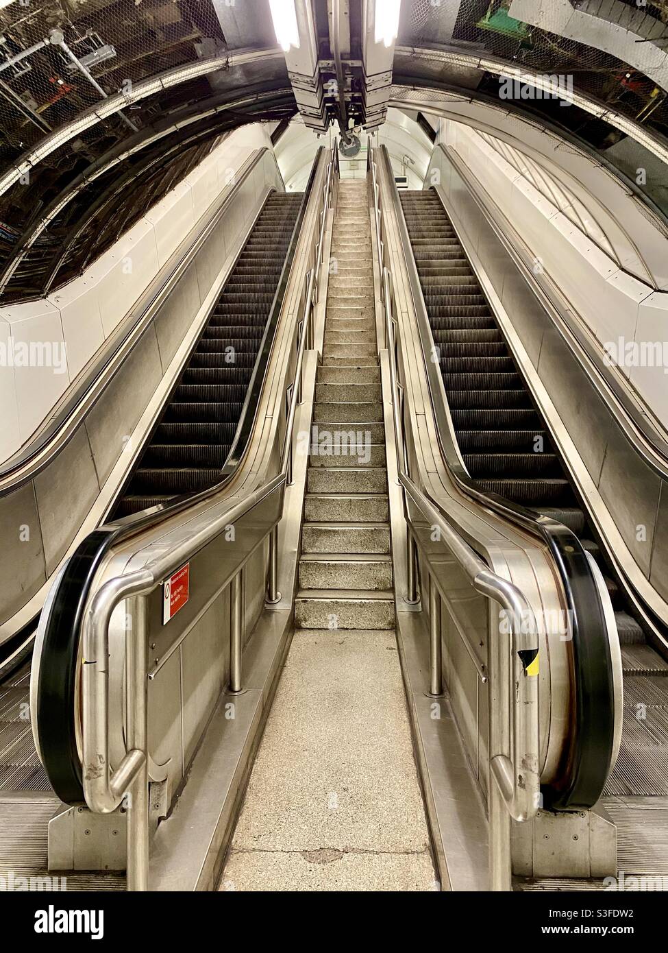 Empty underground station hi-res stock photography and images - Alamy