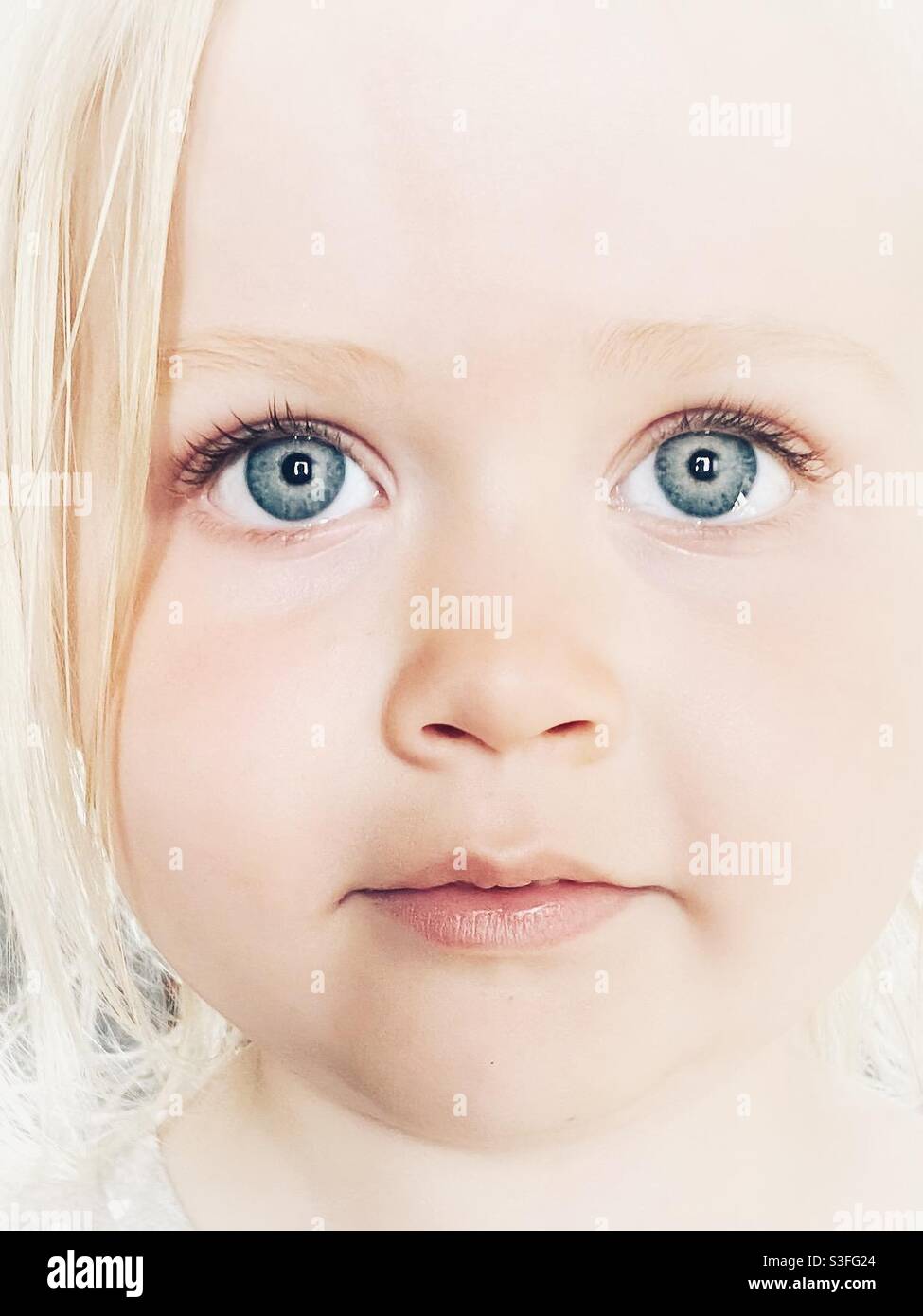 Blonde 4 year old girl hi-res stock photography and images - Alamy