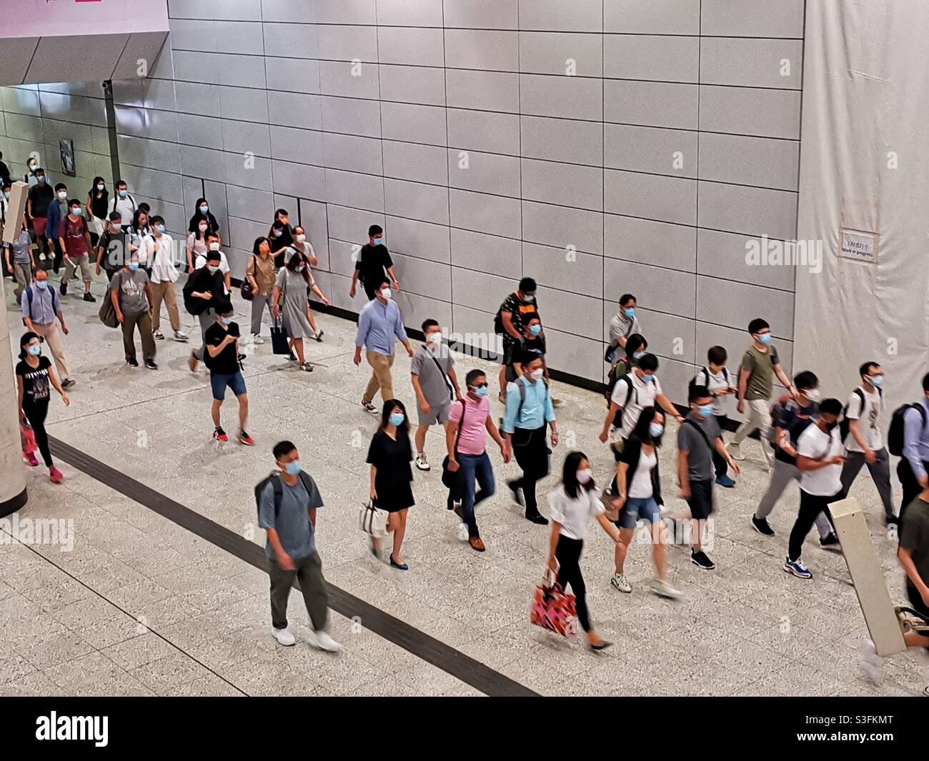Morning rush in the MTR underground passage between Hong Kong station ...