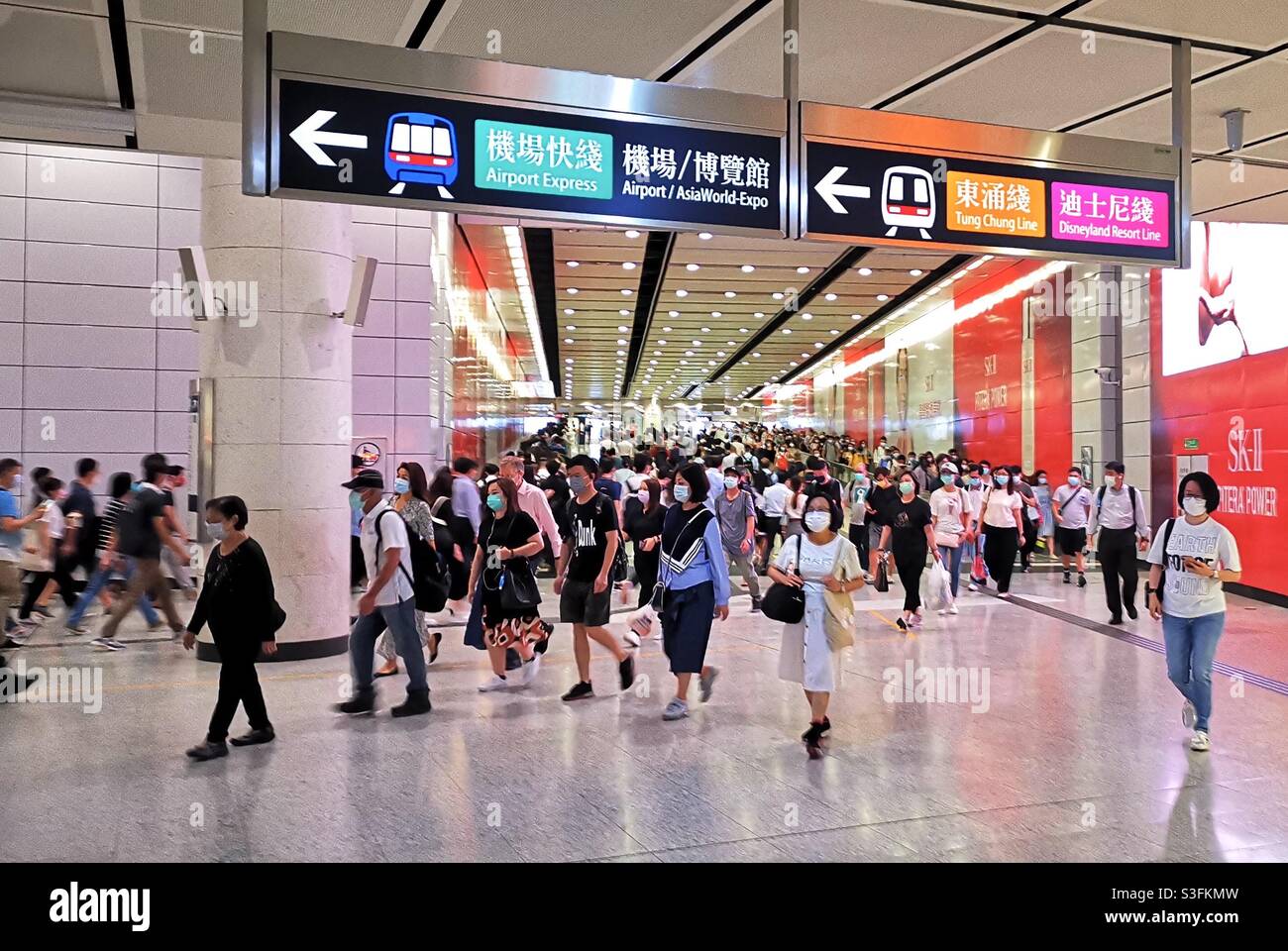 Morning rush in the MTR underground passage between Hong Kong station ...