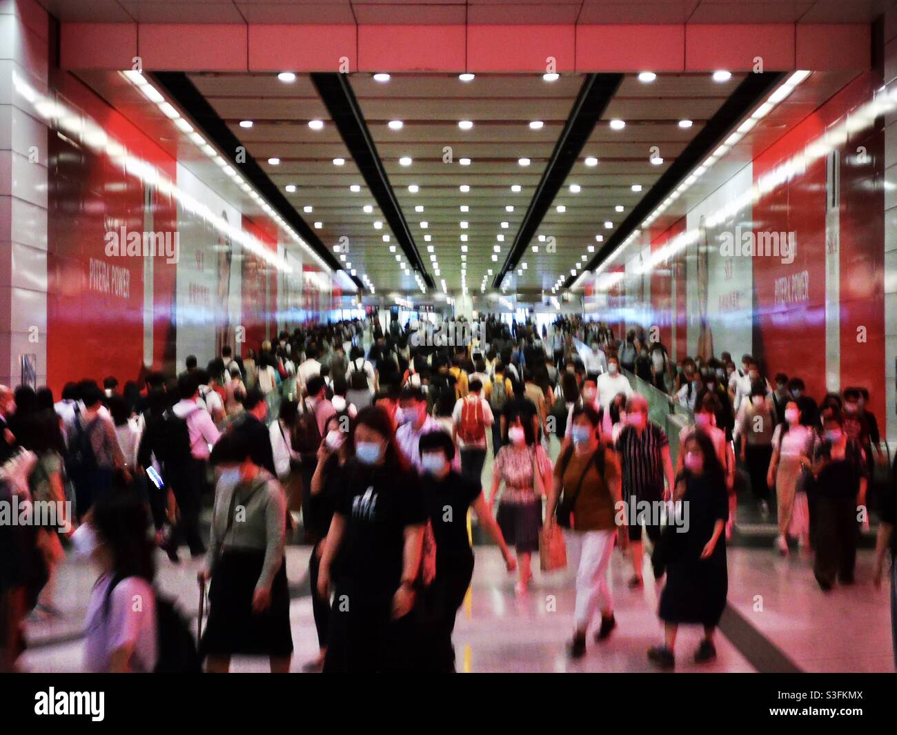 Morning rush in the MTR underground passage between Hong Kong station ...