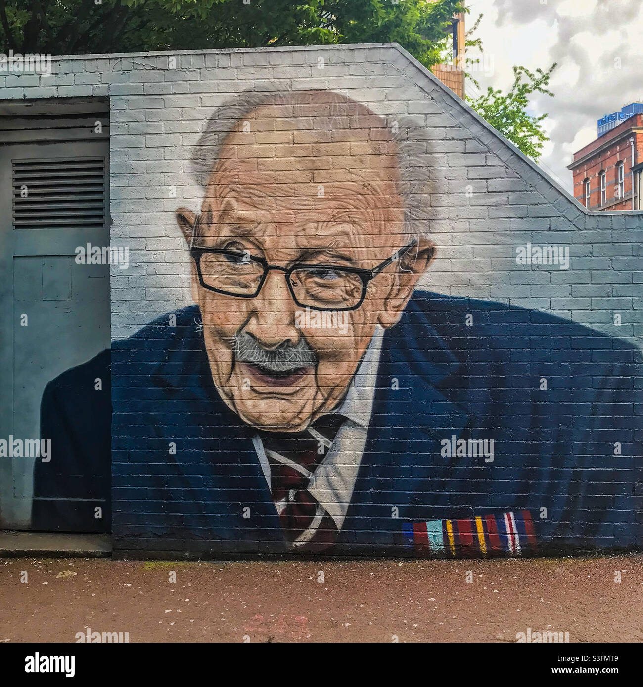 Captain tom moore memorial hi-res stock photography and images - Alamy