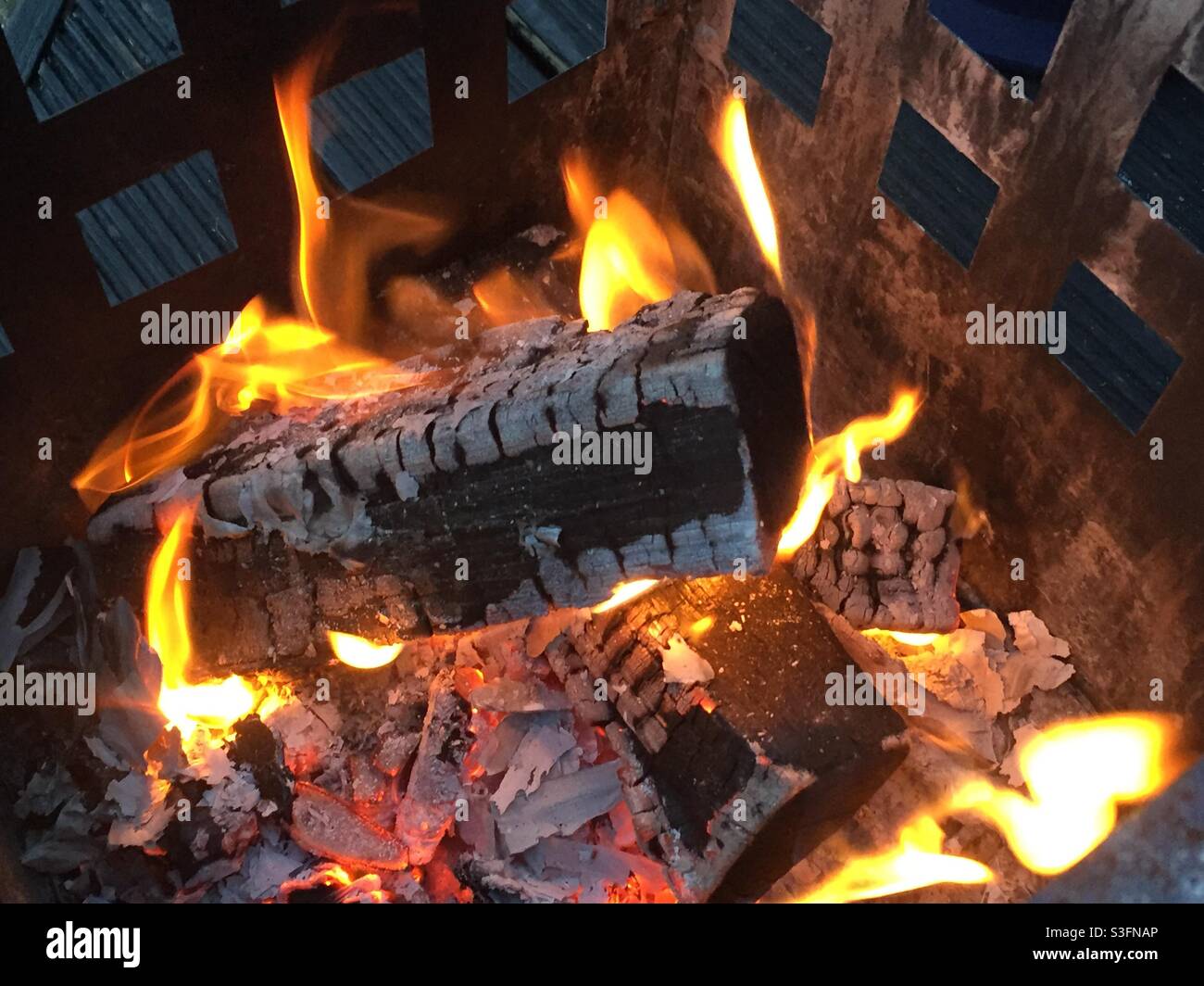 Fire pit burning logs Stock Photo - Alamy