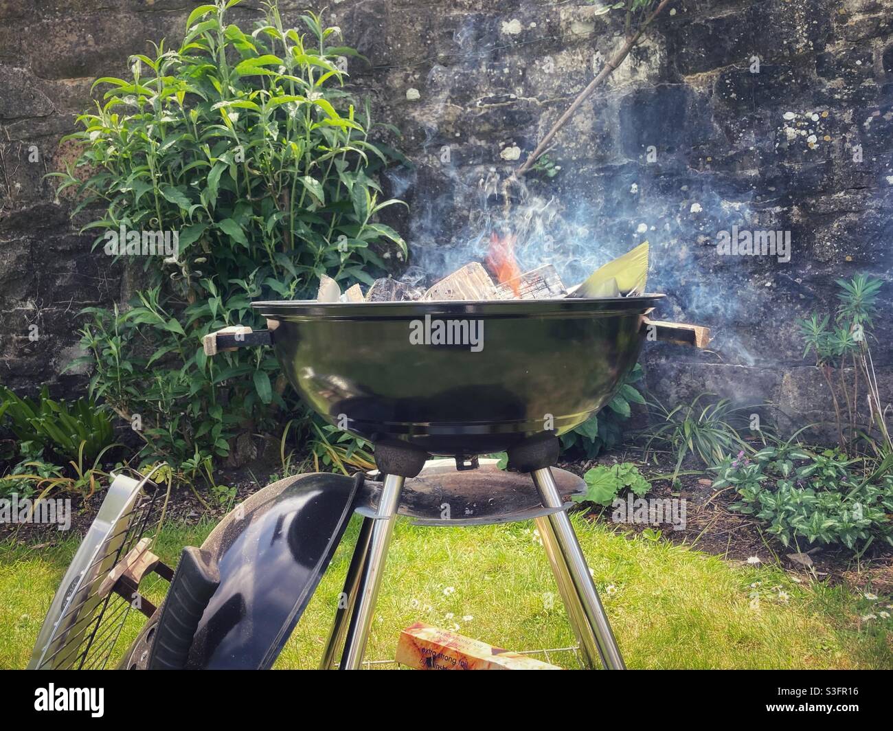 Small round charcoal grill hi-res stock photography and images - Alamy