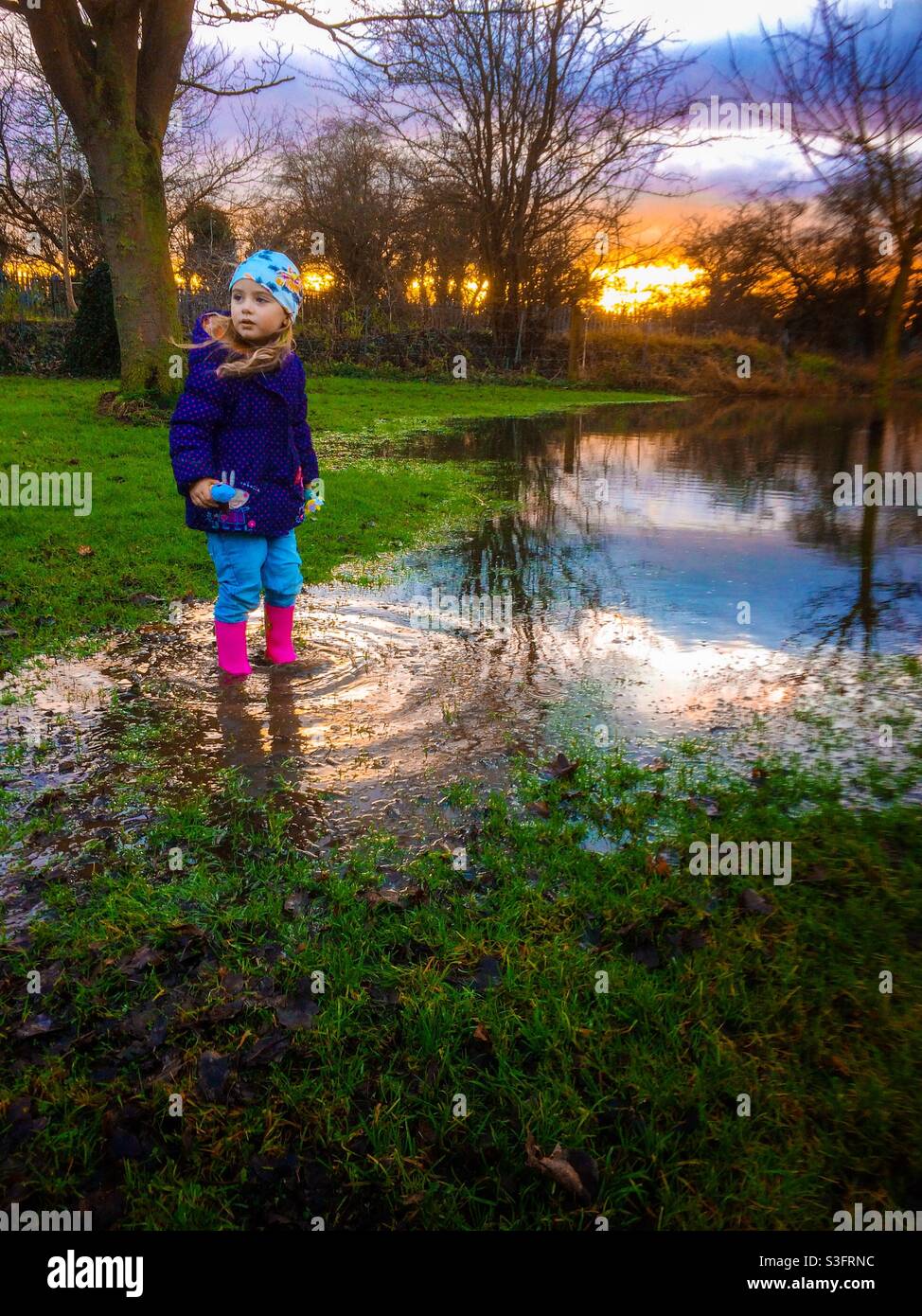 Pink paddling pool hi-res stock photography and images - Alamy