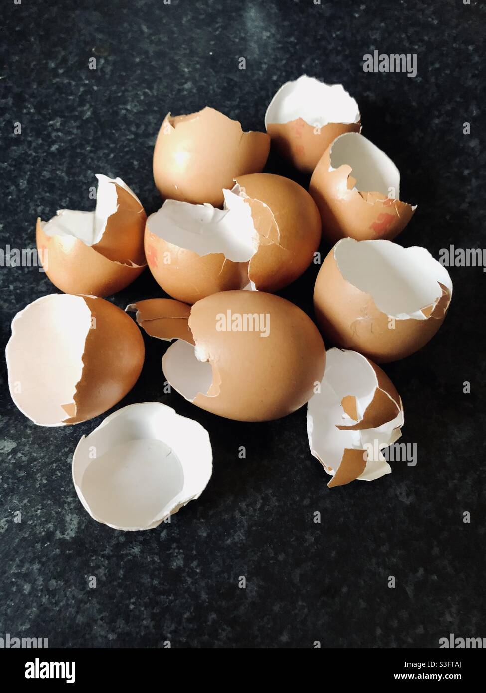 Egg shell shells hi-res stock photography and images - Alamy