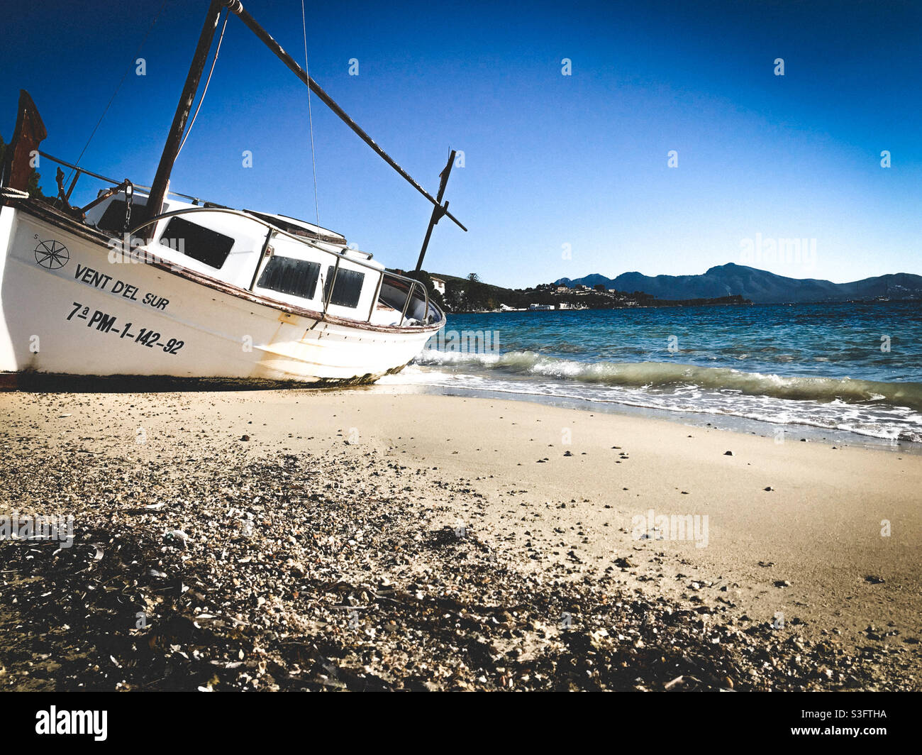 Washed up boat hi-res stock photography and images - Alamy
