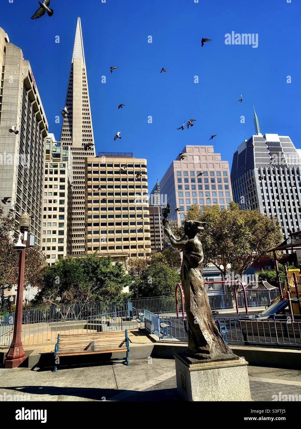 Portsmouth square, san francisco hi-res stock photography and images ...