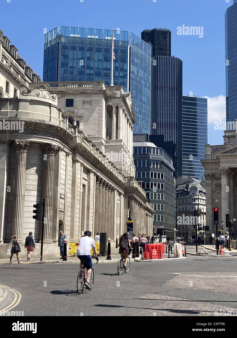 Bank of england old lady hi-res stock photography and images - Alamy