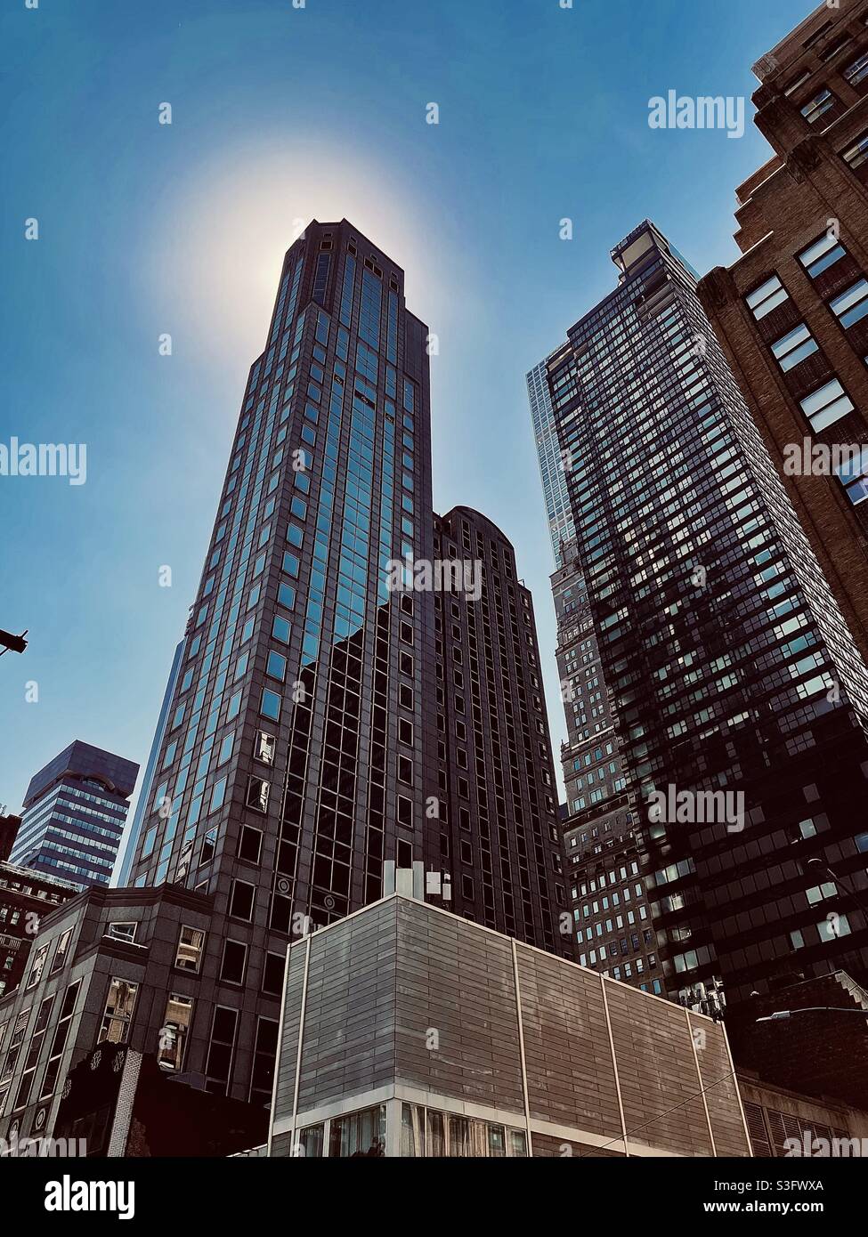 Sunlight behind sky scraper in Manhattan Stock Photo - Alamy