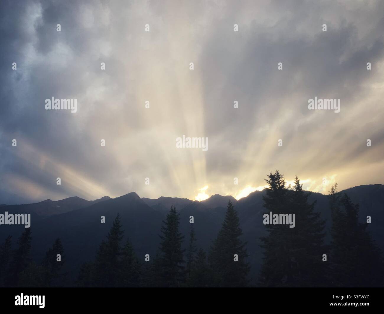 Beautiful sky and mountains hi-res stock photography and images - Alamy