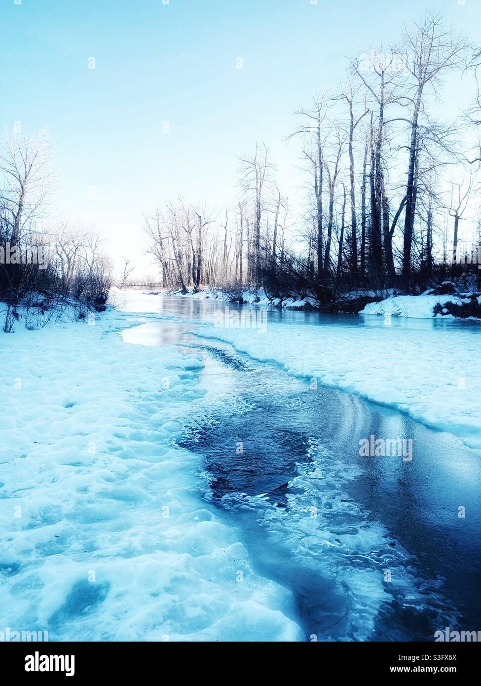 Frozen winter river hi-res stock photography and images - Alamy