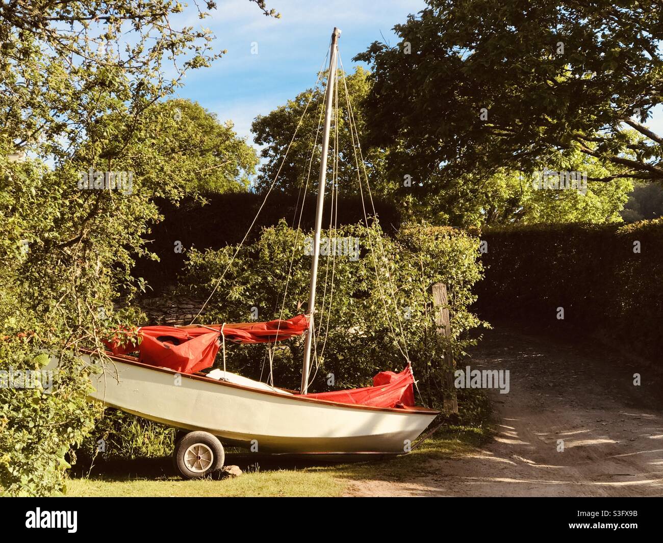 Mirror dinghy ready to launch Stock Photo - Alamy