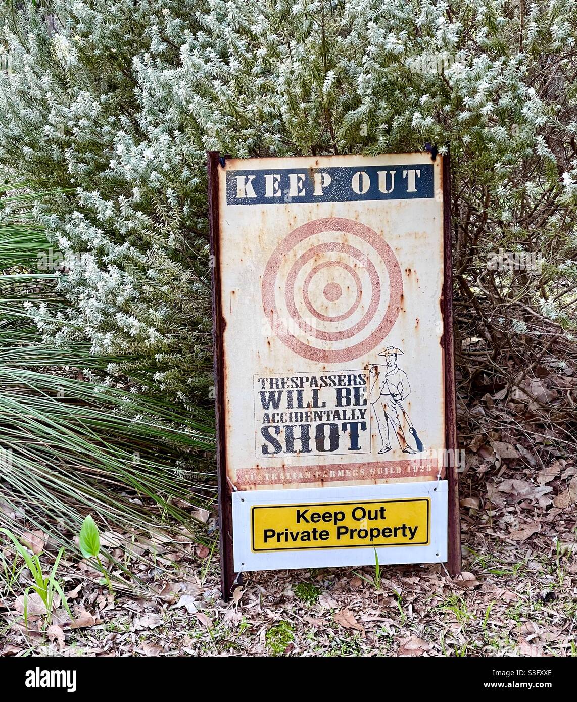 Warning sign threatening to shoot trespassers Stock Photo - Alamy