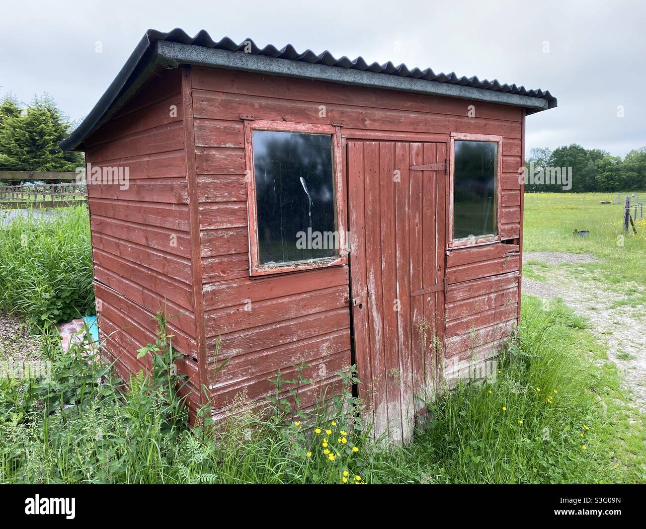 Red corrugated roof shed hi-res stock photography and images - Alamy