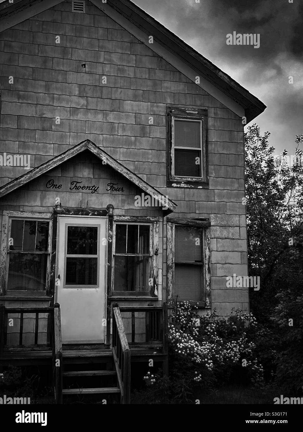 Forgotten house hi-res stock photography and images - Alamy
