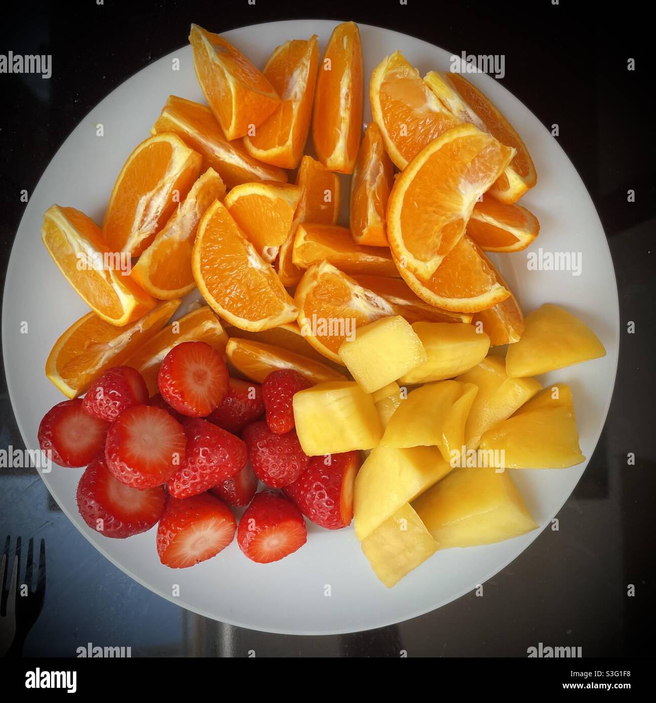 Plate of cut fresh fruit ready to eat Stock Photo - Alamy