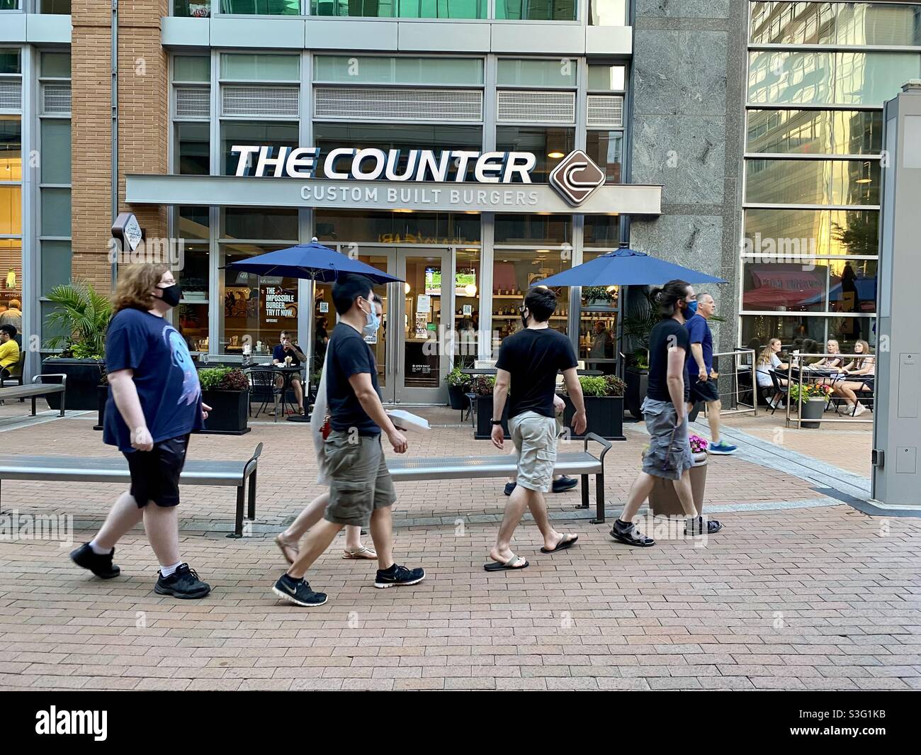 Group of young people walking hi-res stock photography and images - Alamy
