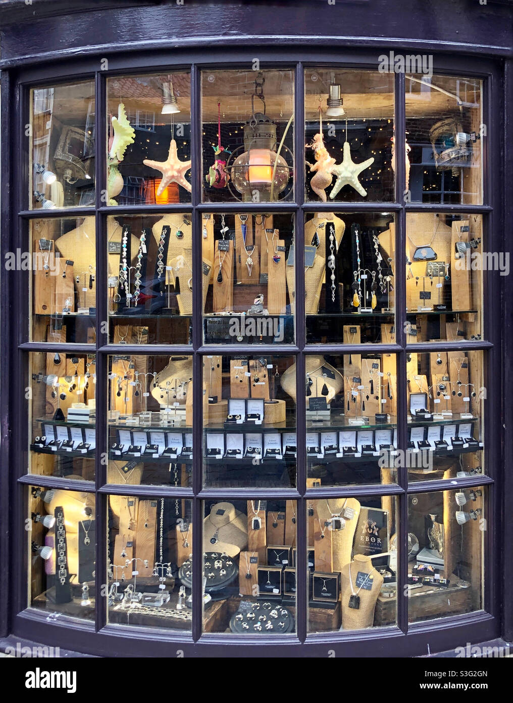 Whitby jet hi-res stock photography and images - Alamy