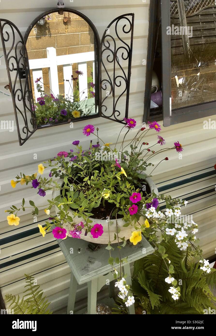 Caravan with flowers hi-res stock photography and images - Alamy