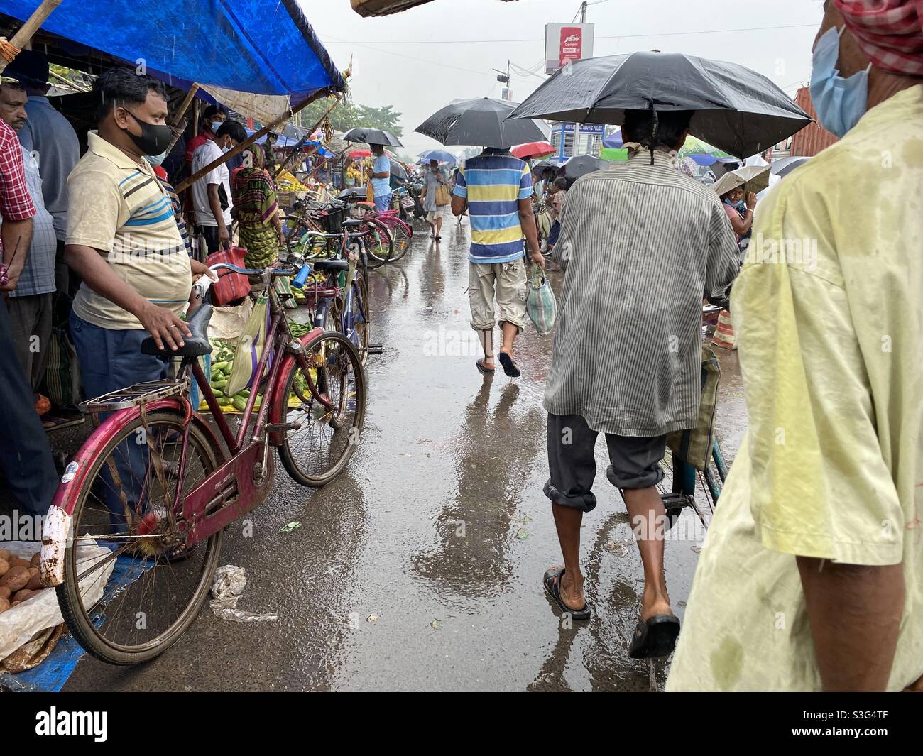 People marketing in a rainy day Stock Photo - Alamy