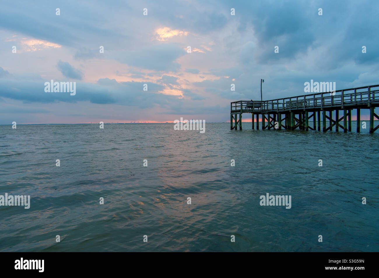 Dock of the bay hi-res stock photography and images - Alamy
