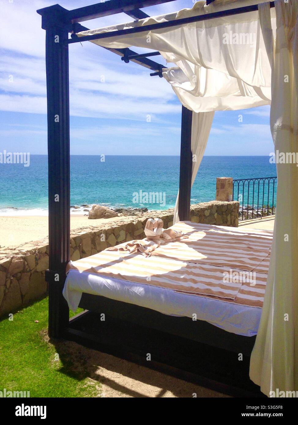 Cabana on the pacific hi-res stock photography and images - Alamy