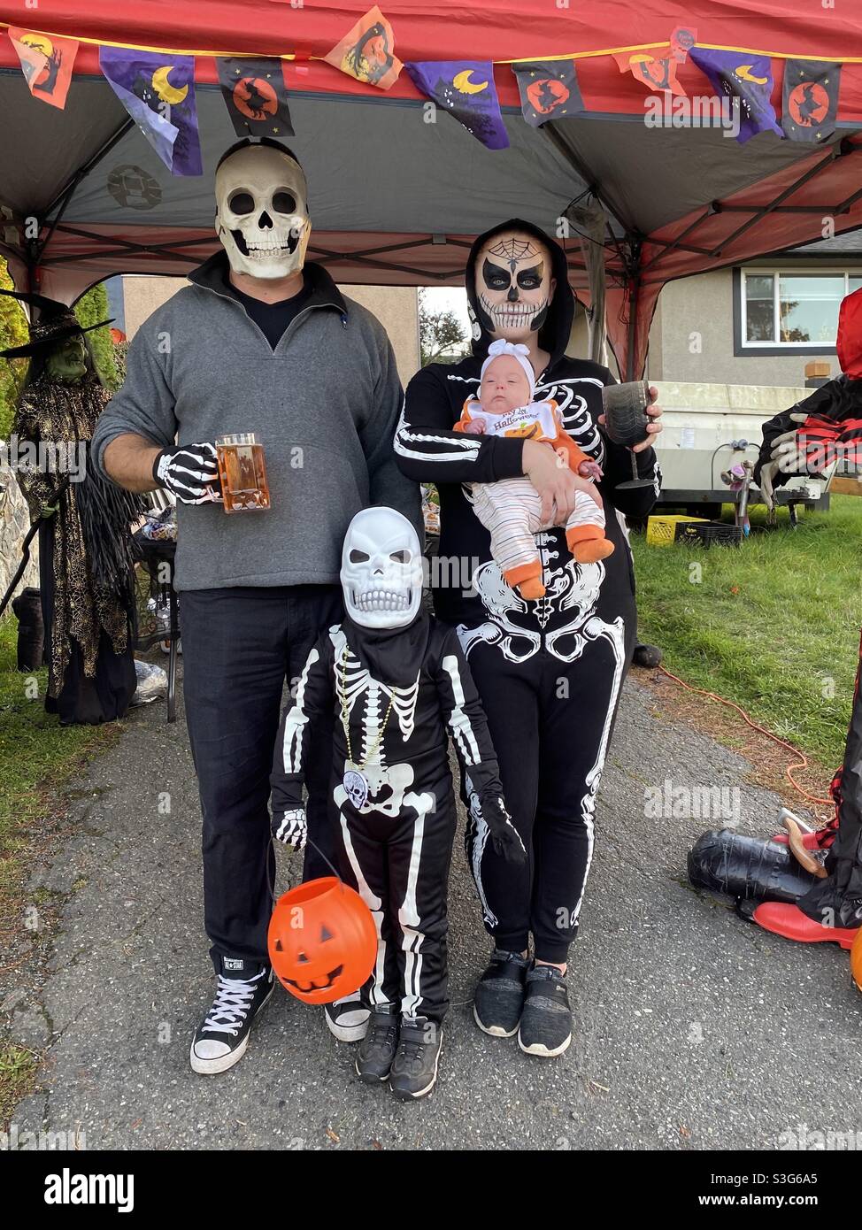 Skeleton family hi-res stock photography and images - Alamy