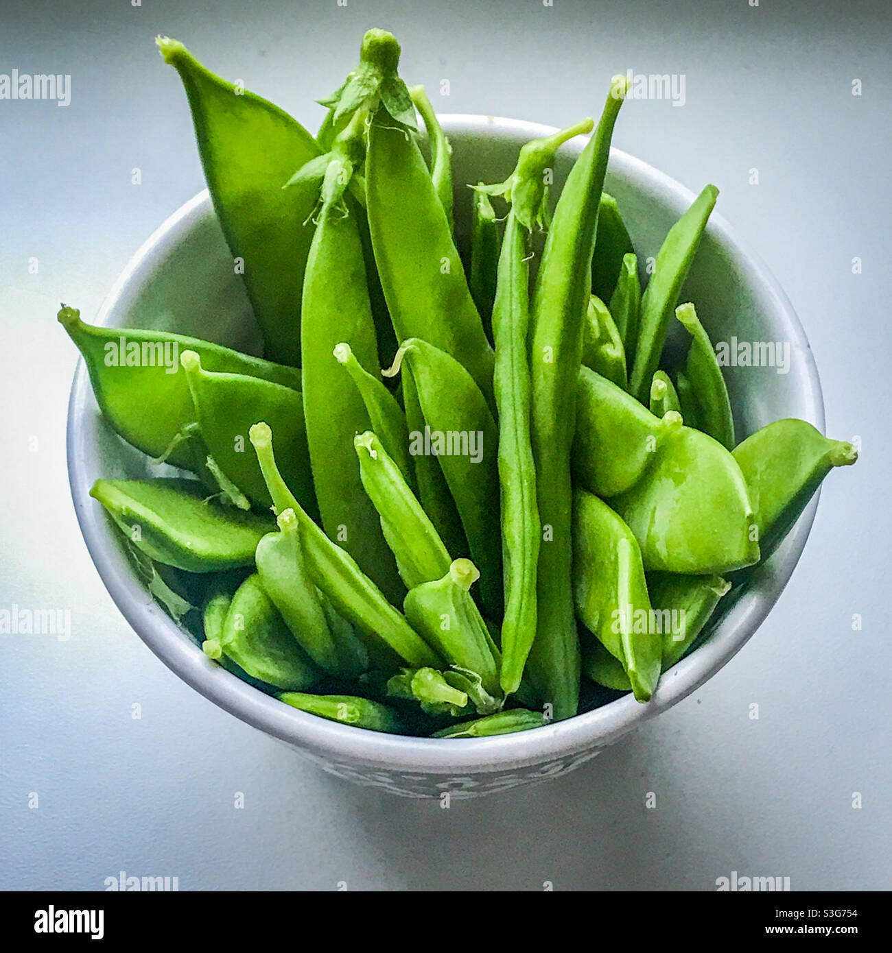 Mange Tout in a cup - Sugar snap peas Stock Photo - Alamy
