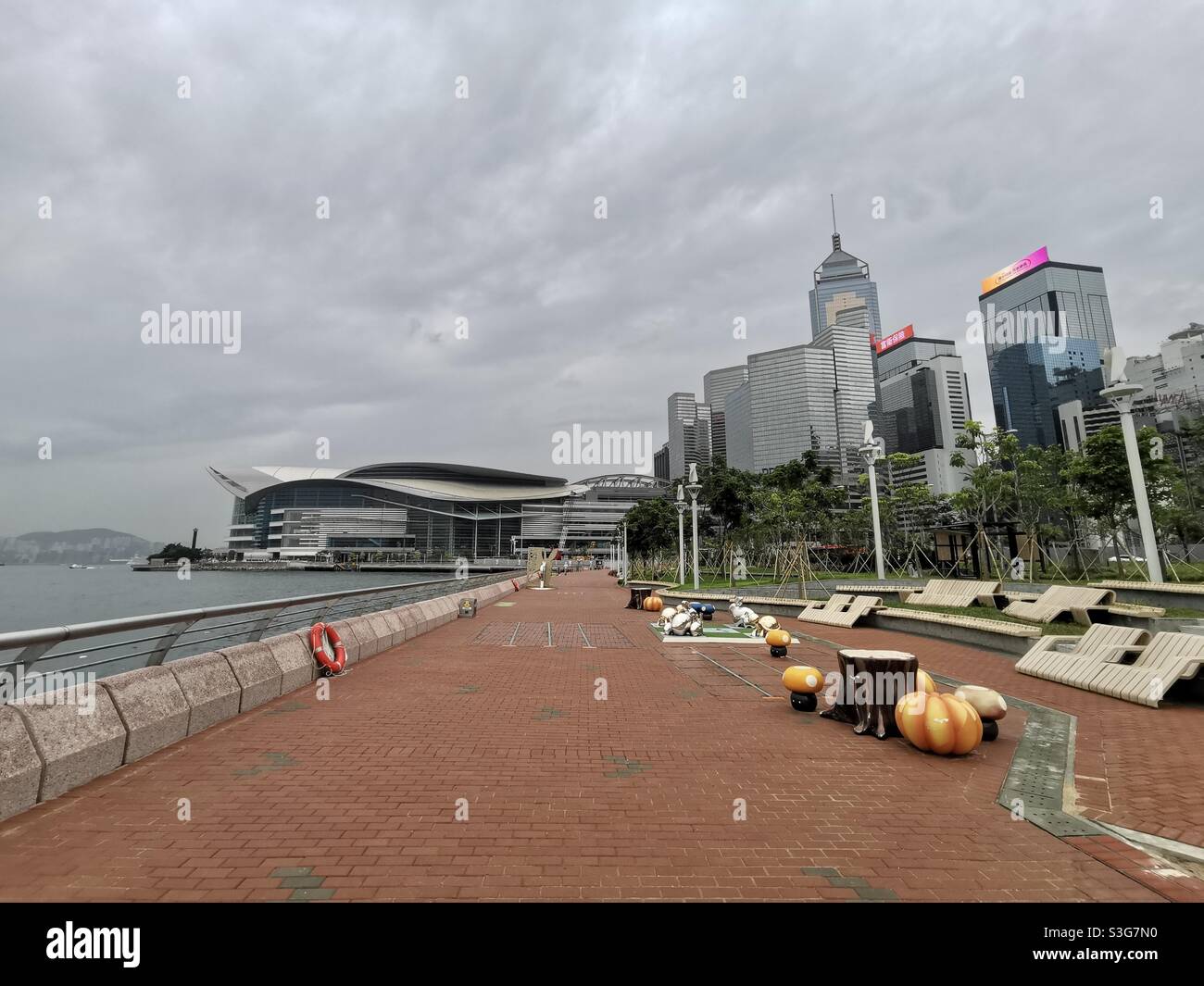 The Victoria Harbour waterfront promenade in Hong Kong Stock Photo - Alamy