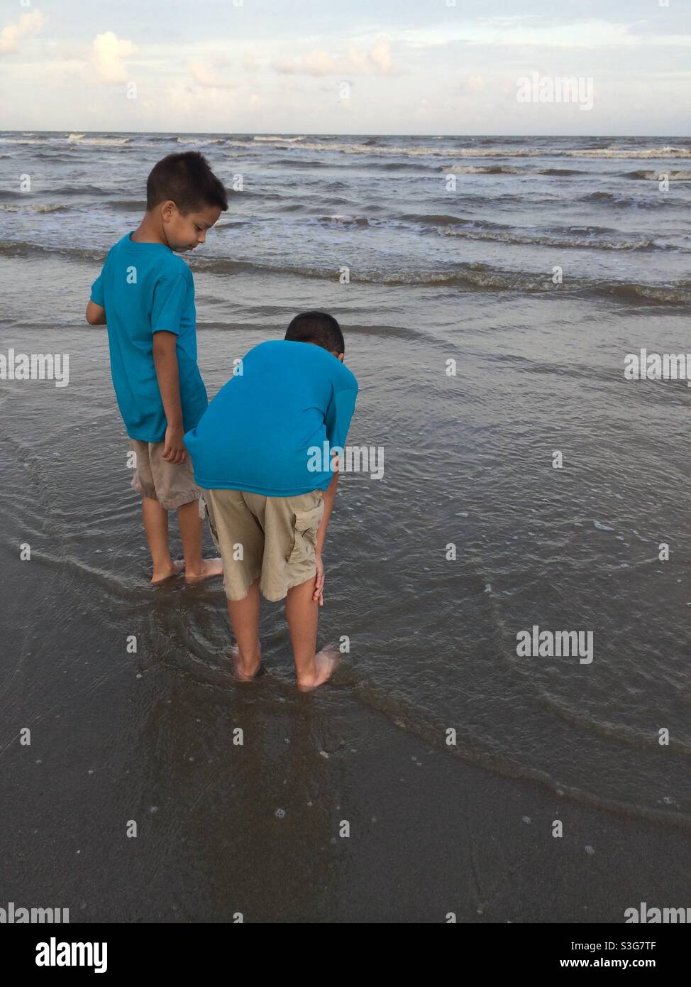 Feet in the ocean hi-res stock photography and images - Alamy