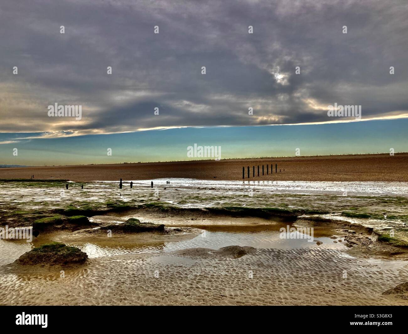 Low tide on Pett Level Beach Stock Photo - Alamy