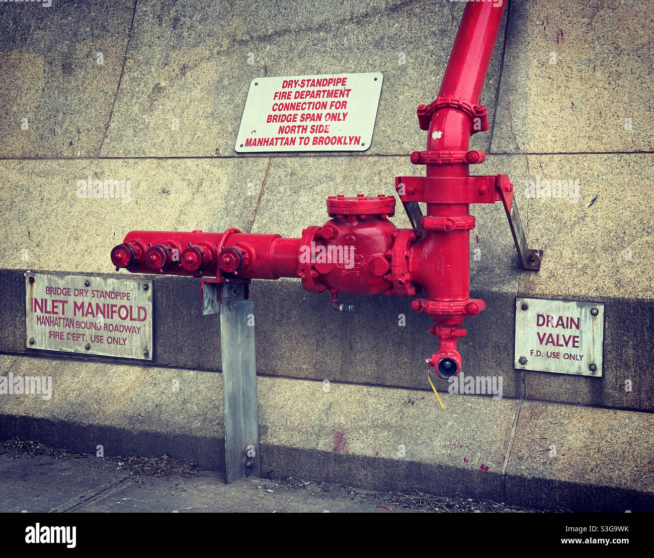 Red pipes, Williamsburg Bridge, Lower East Side, Manhattan, New York ...