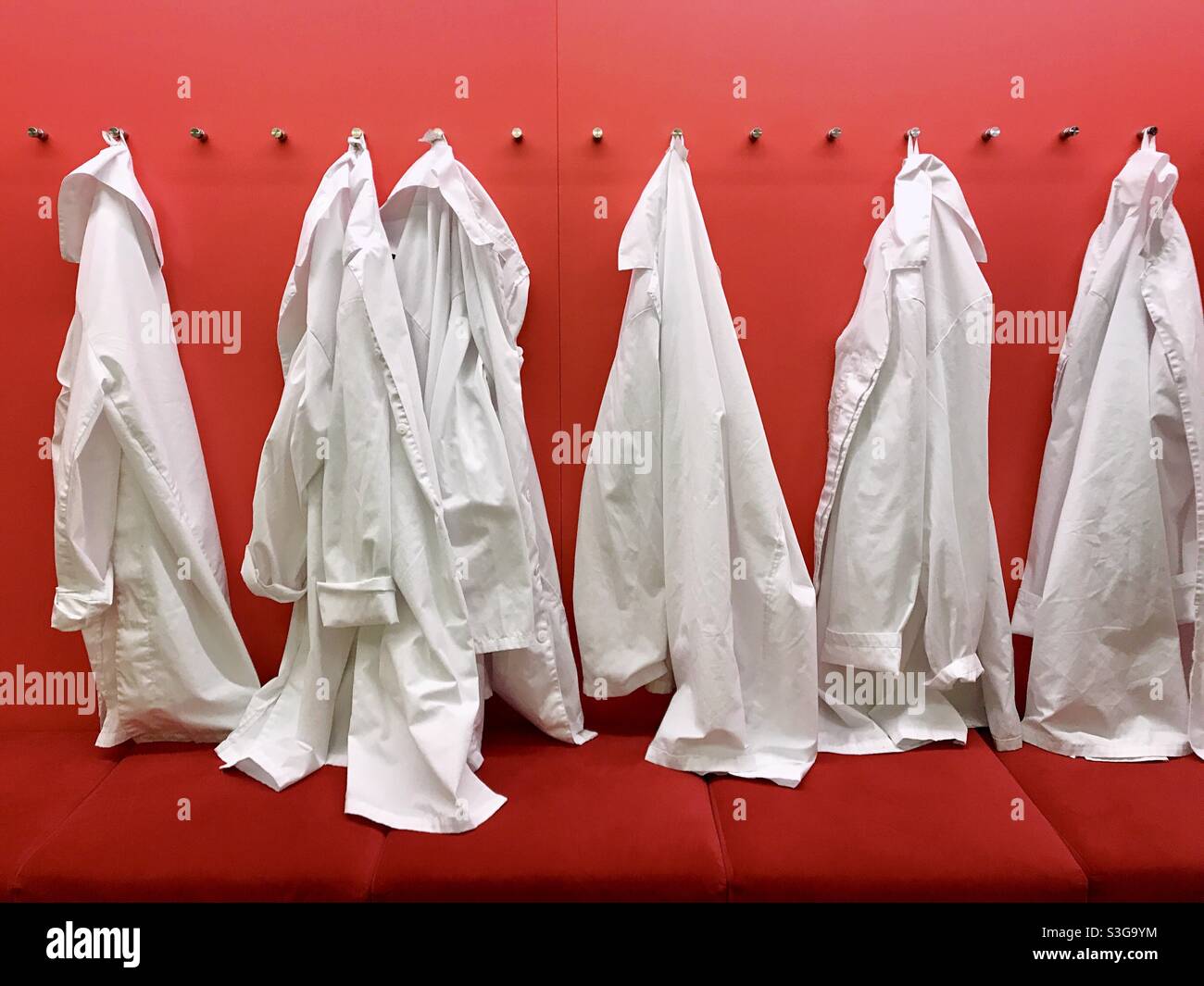 Red and white robes hi-res stock photography and images - Alamy
