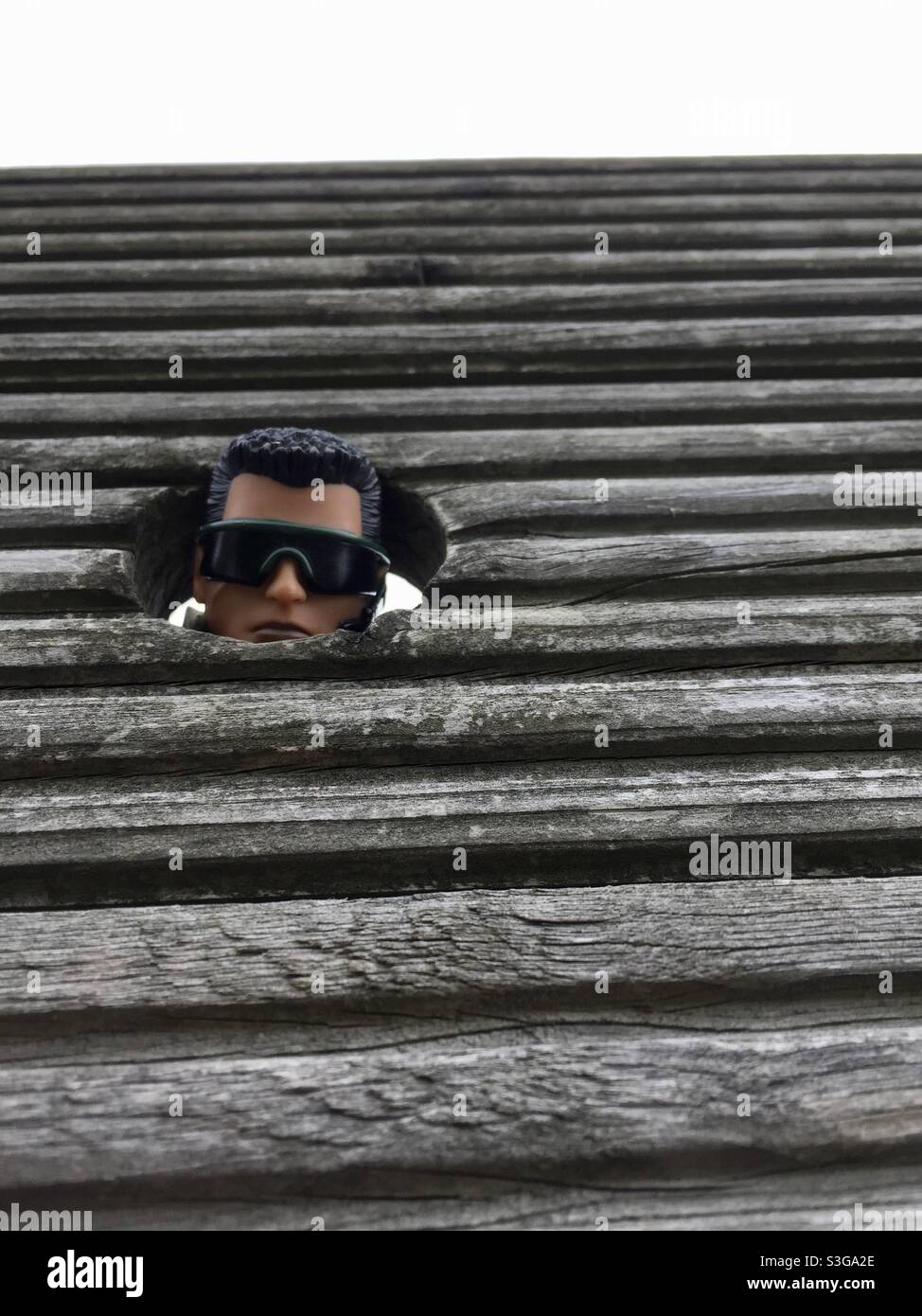 Man peering hi-res stock photography and images - Alamy