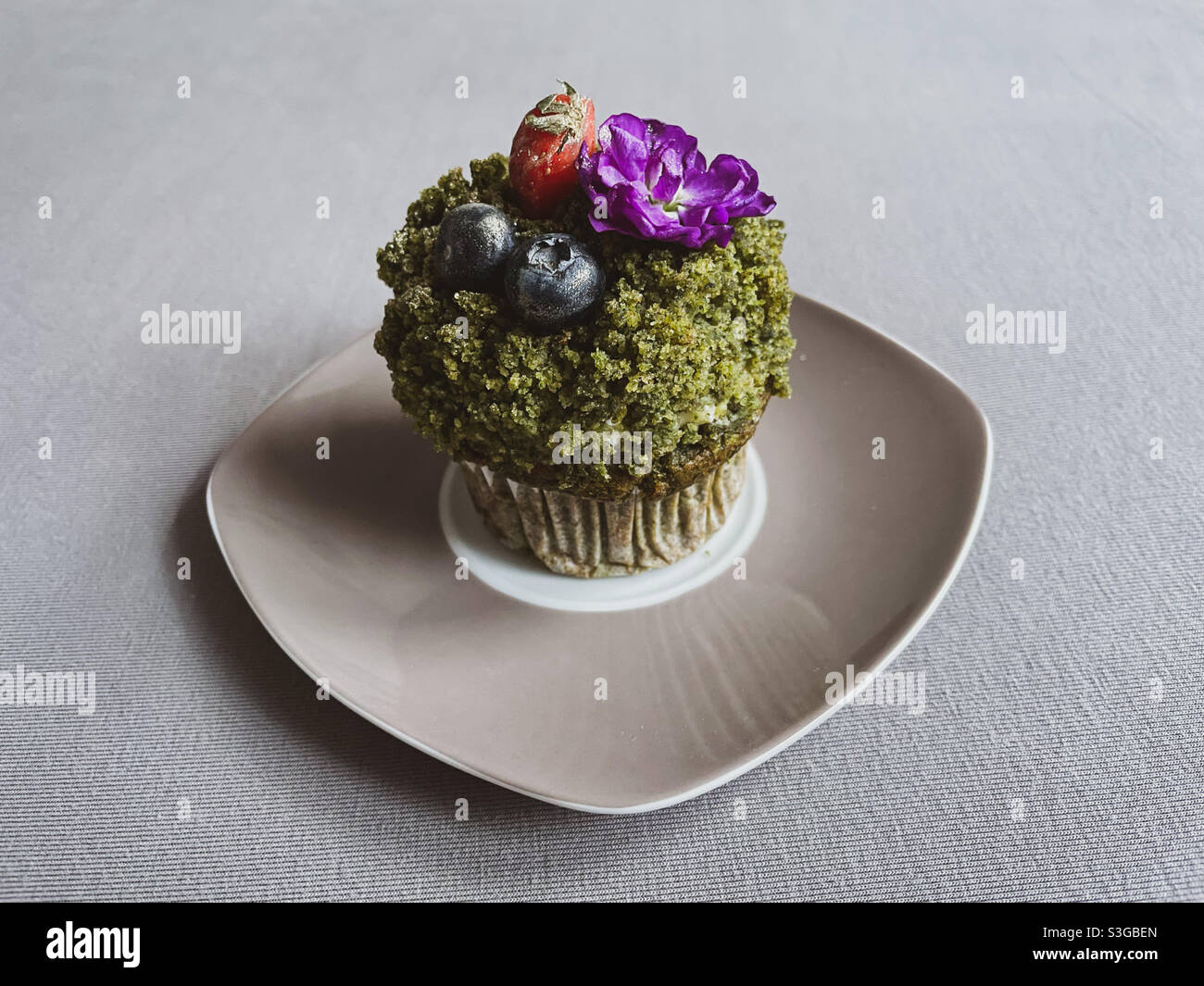 Green cupcake hi-res stock photography and images - Alamy