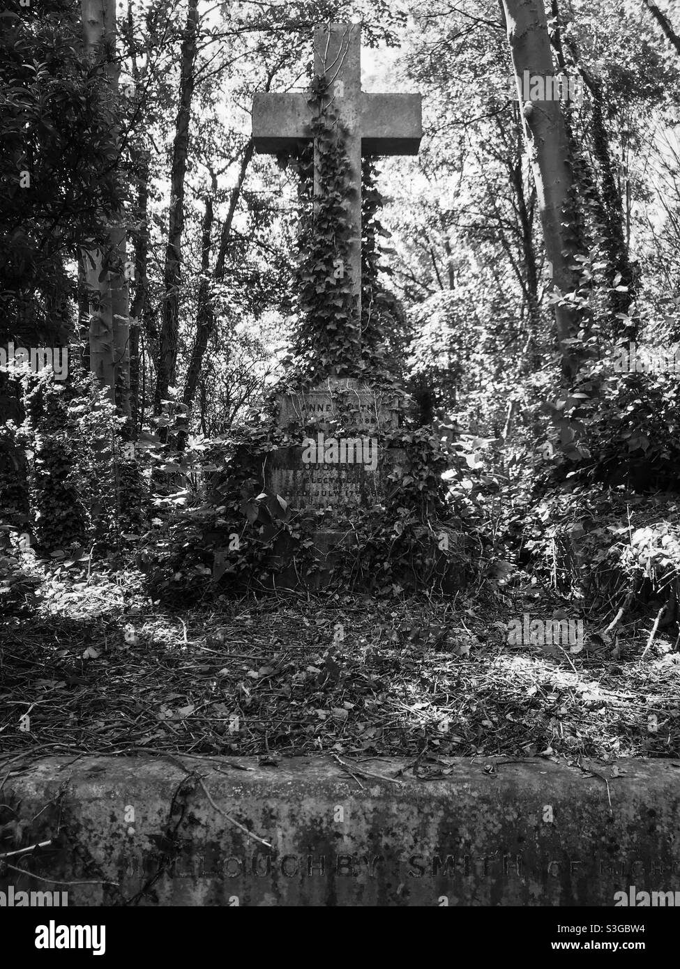 Highgate cemetery grave Stock Photo - Alamy