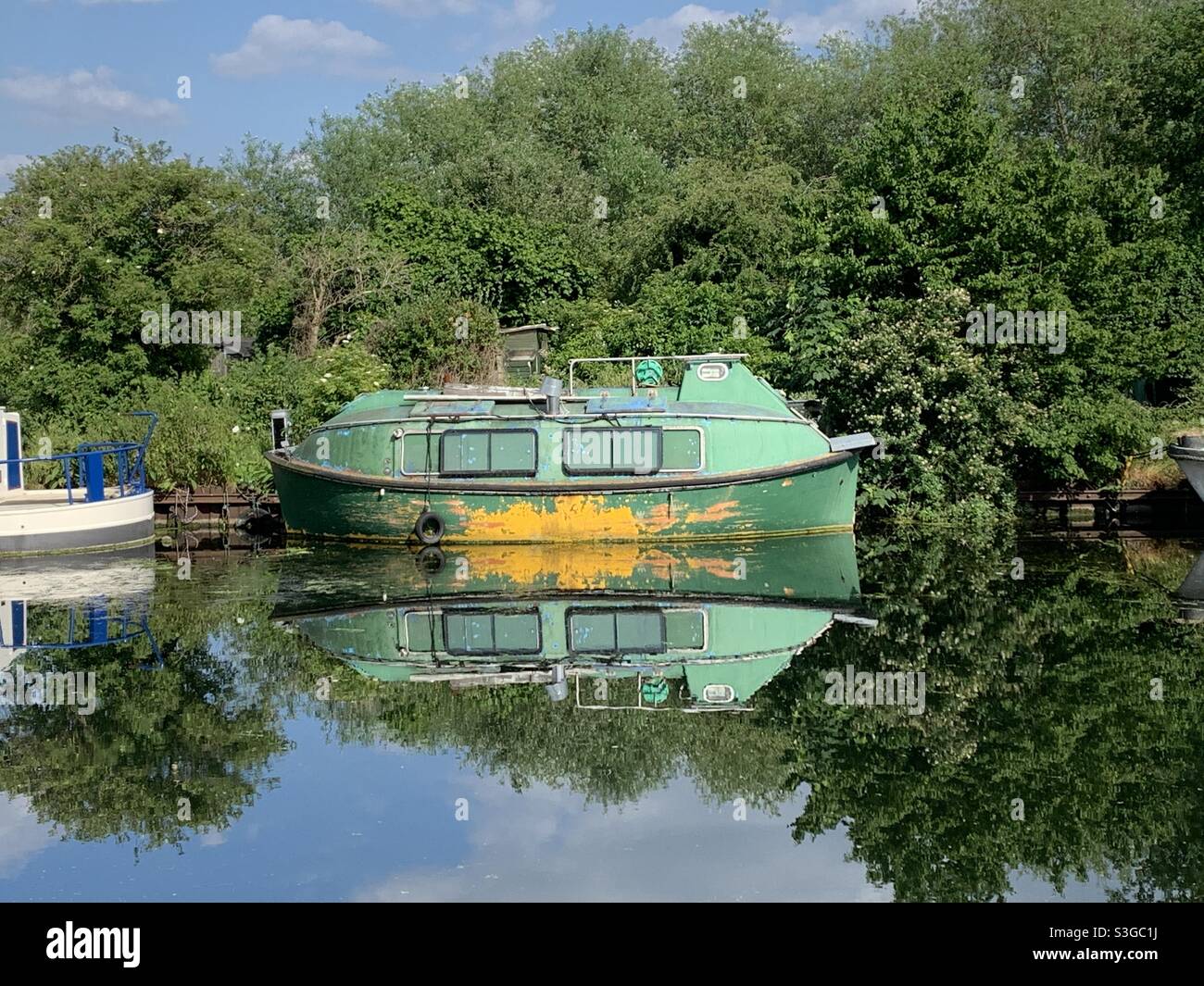 Vintage houseboat on the river Lea in summer Stock Photo - Alamy