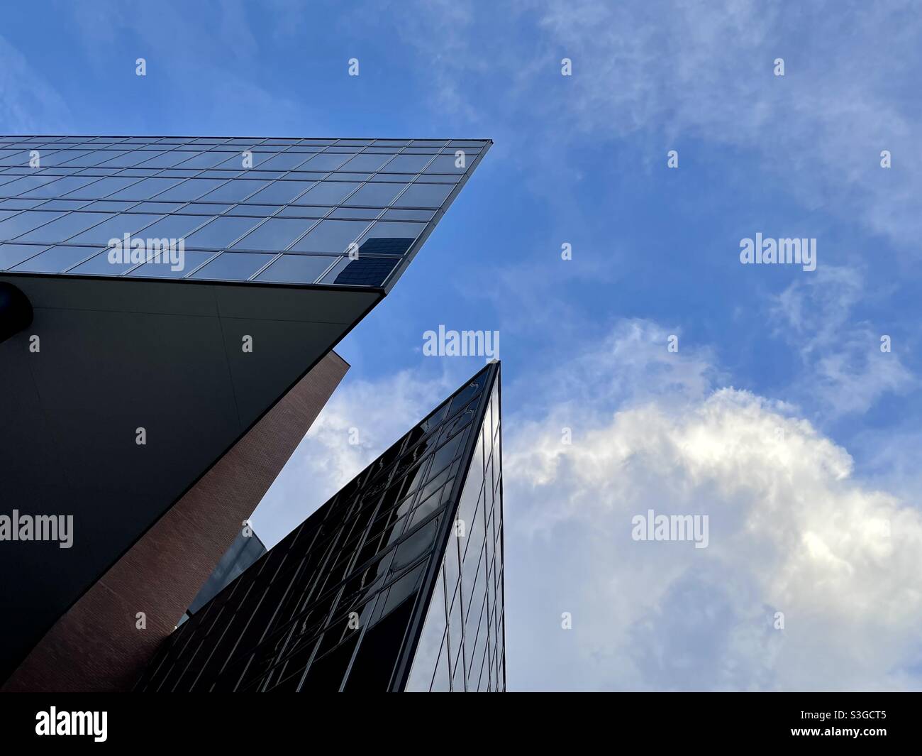 Sky reflect architecture hi-res stock photography and images - Alamy