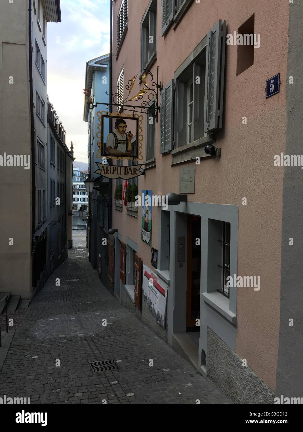 Alleyway bar hi-res stock photography and images - Alamy