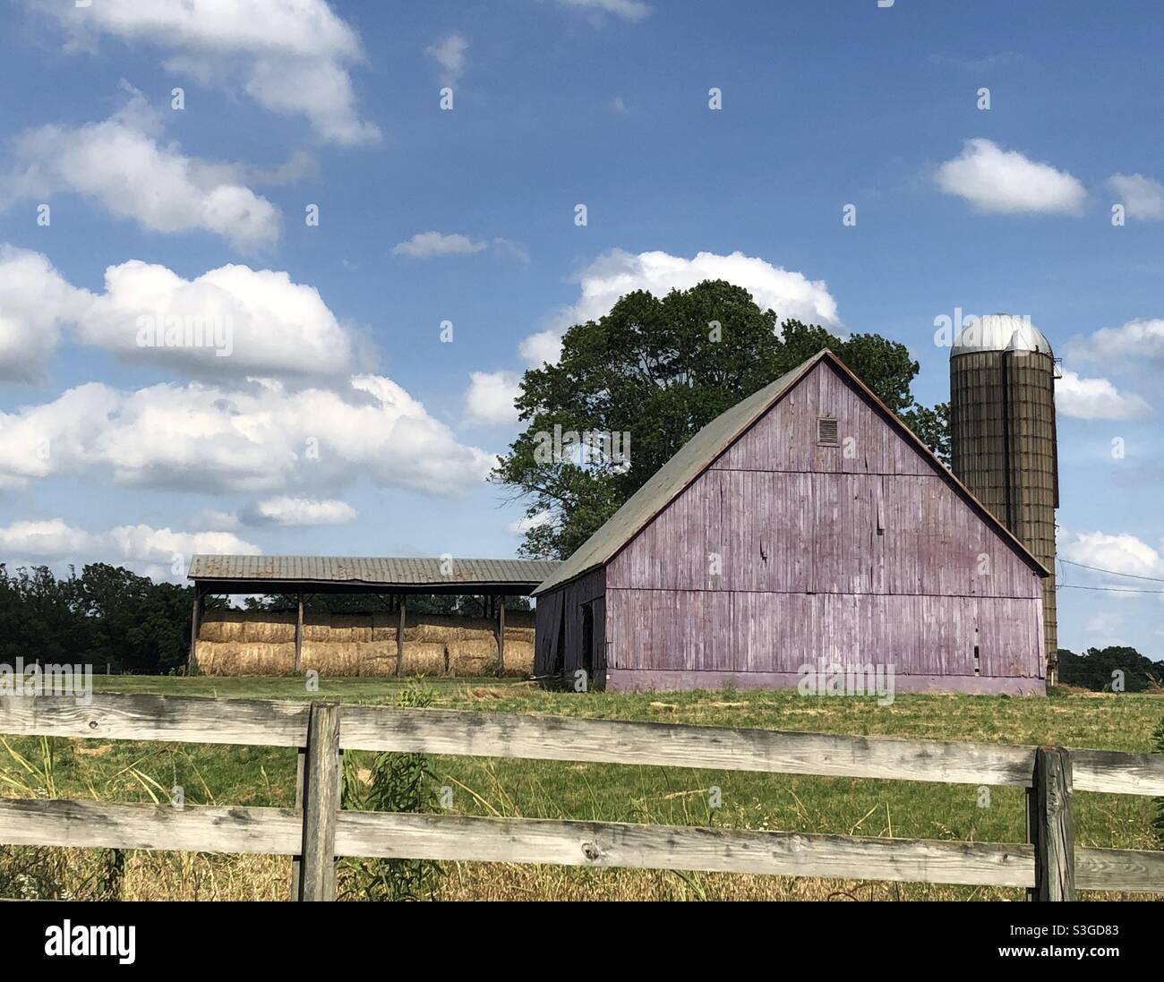 Purple barn hi-res stock photography and images - Alamy