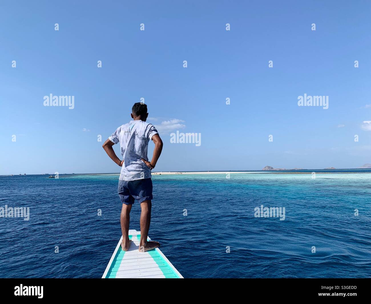 Man stand boat hi-res stock photography and images - Alamy